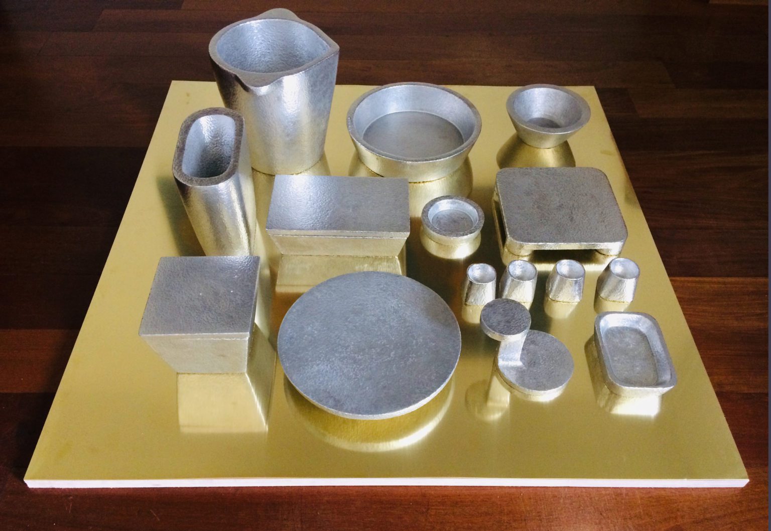 Petit objet utile | 17 éléments aluminium moulé | Socle feuille de laiton